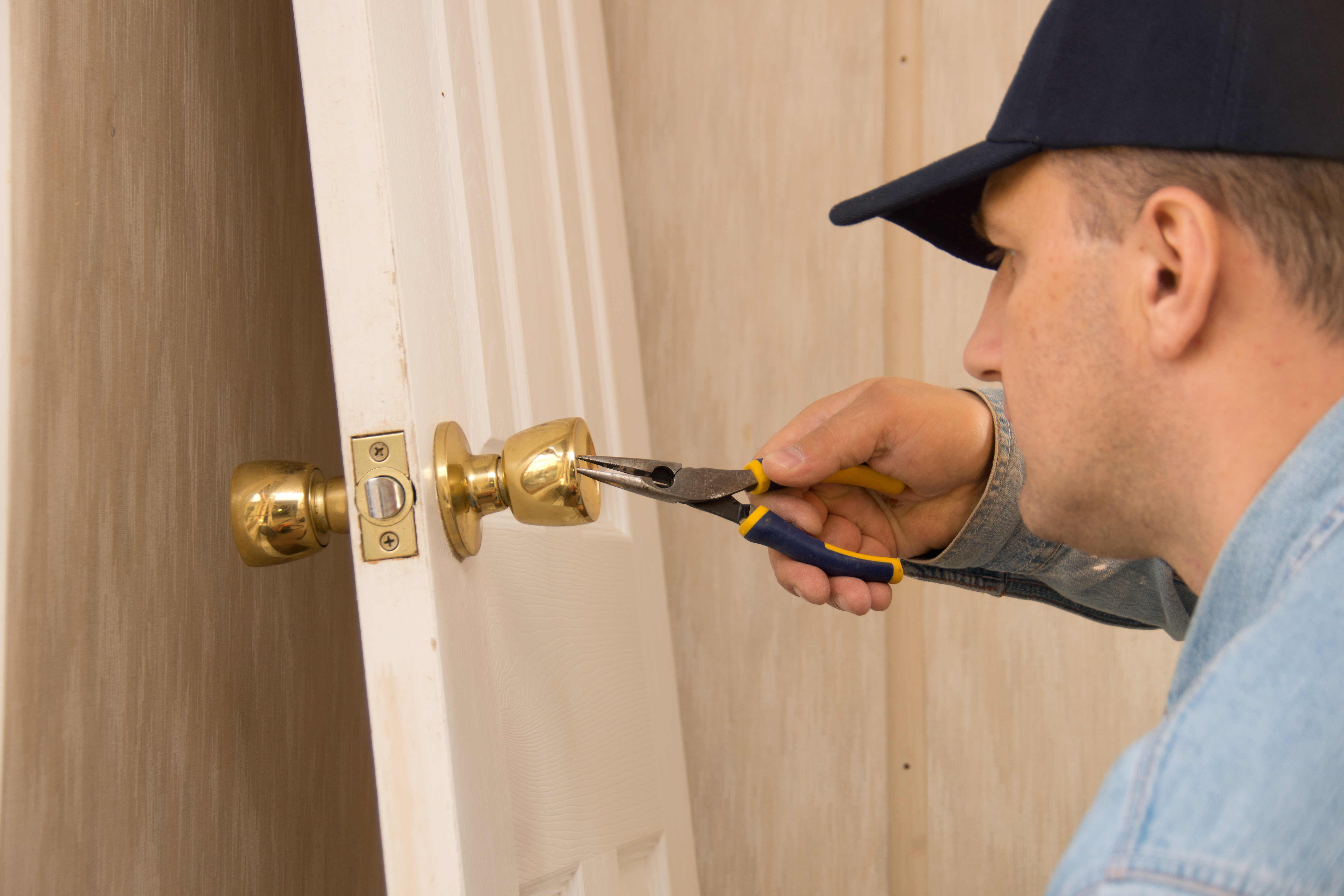 Locksmith installs lock - Knowell's Lock and Safe